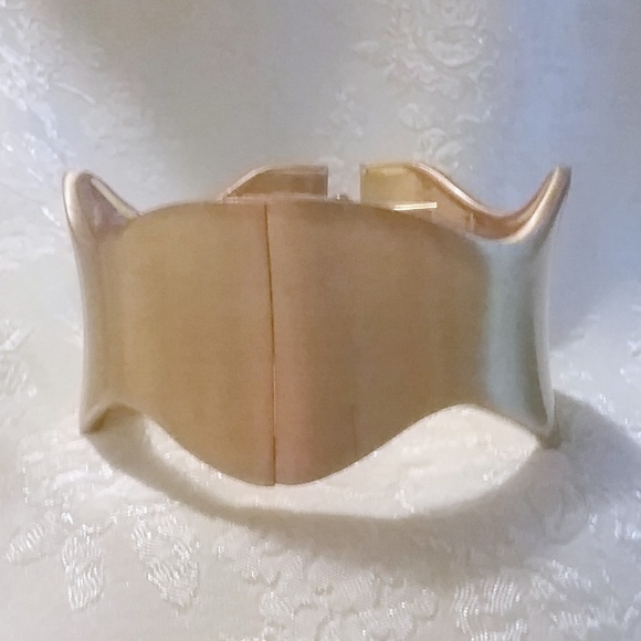 Unbranded | Jewelry | Vintage Satin Finish Gold Tone Wavy Hinged Bangle ...